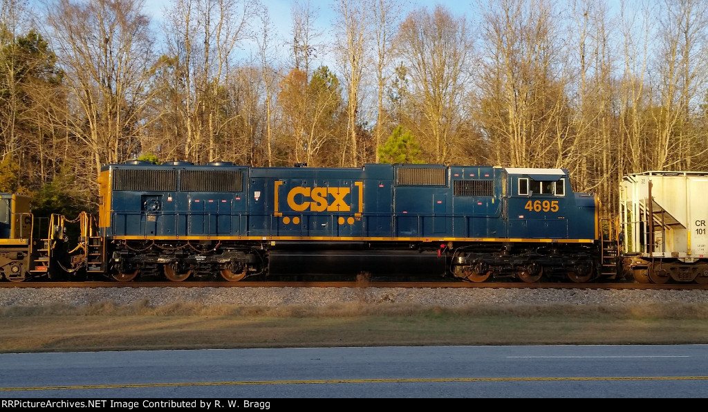 CSX 4695 (SD70M)